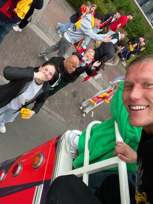 Go Ahead Eagles-spits Victor Edvardsen toont spandoek met Wouter Goes ...