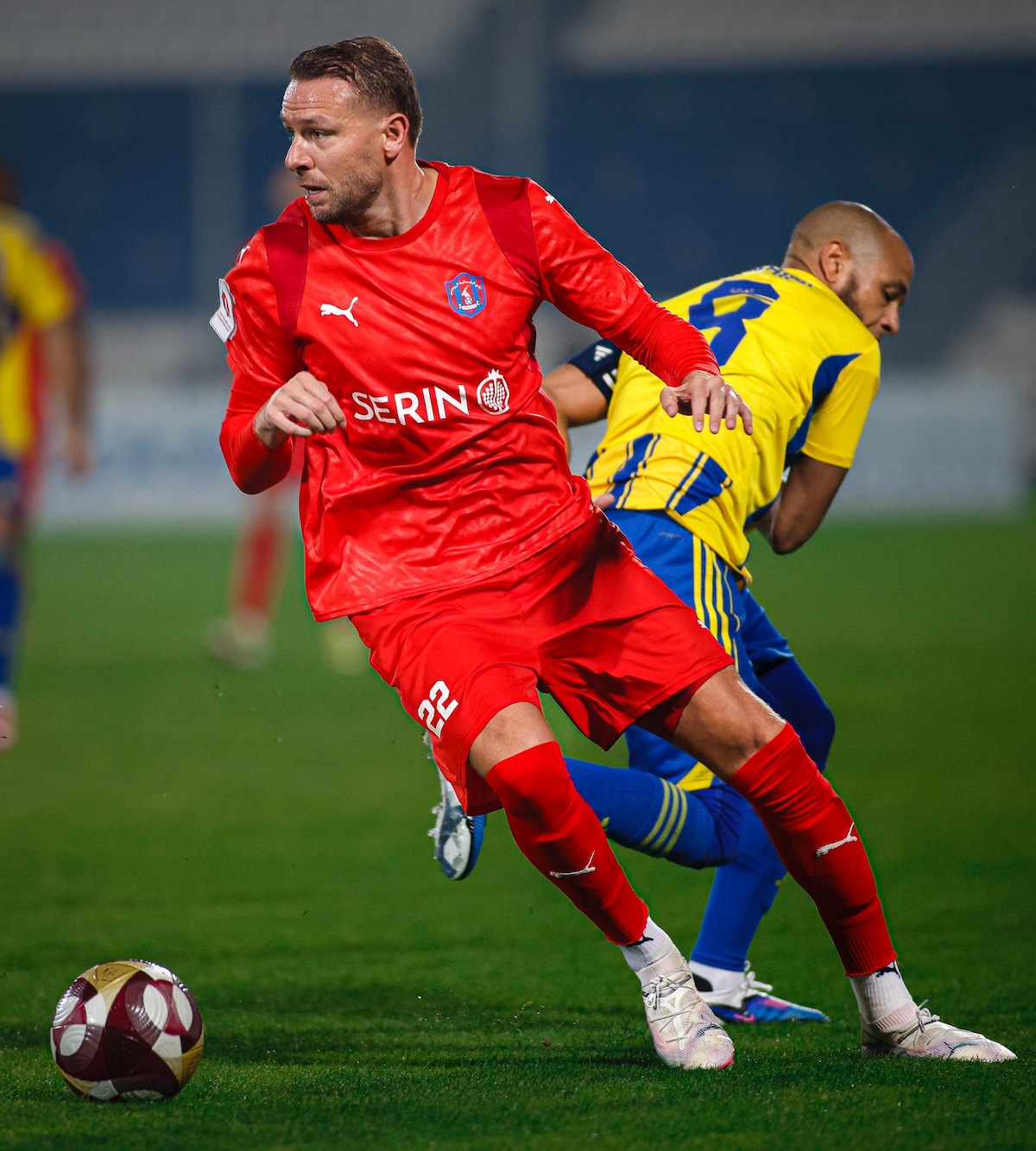 Sven van Beek kampeert in woestijn en voetbalt met agenten in Qatar ...