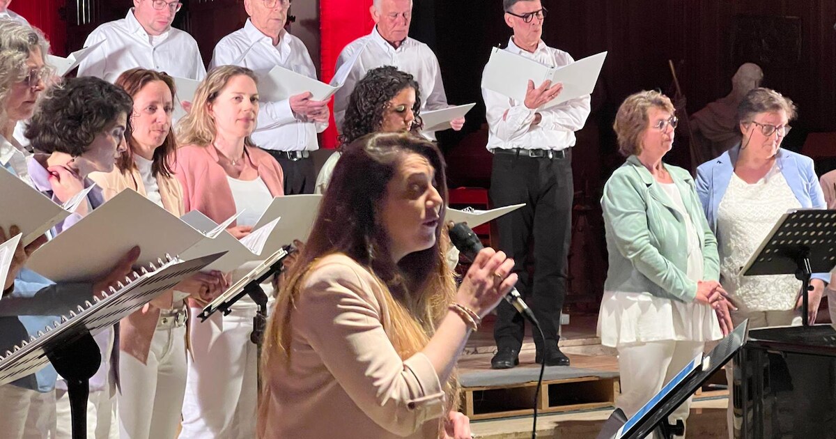 Koor van Tom van Ginkel geeft kerstconcert in bomvolle kerk in Wijk bij ...