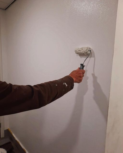 Kinderen bekladden openbaar toilet in Enschede, opa verft de boel weer ...