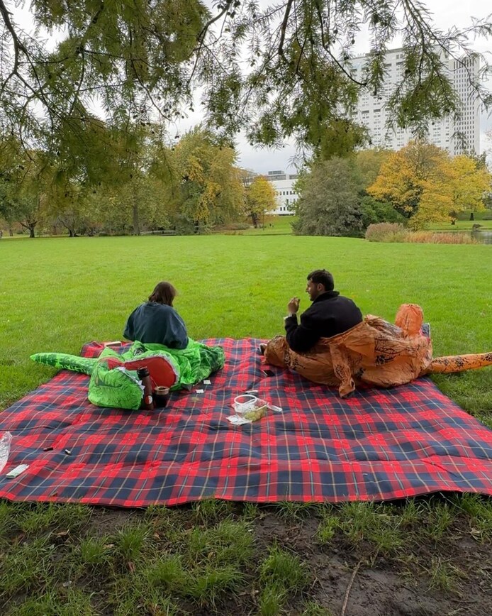 Feyenoord-spits Santiago Giménez en vriendin huppelen als dino's door ...