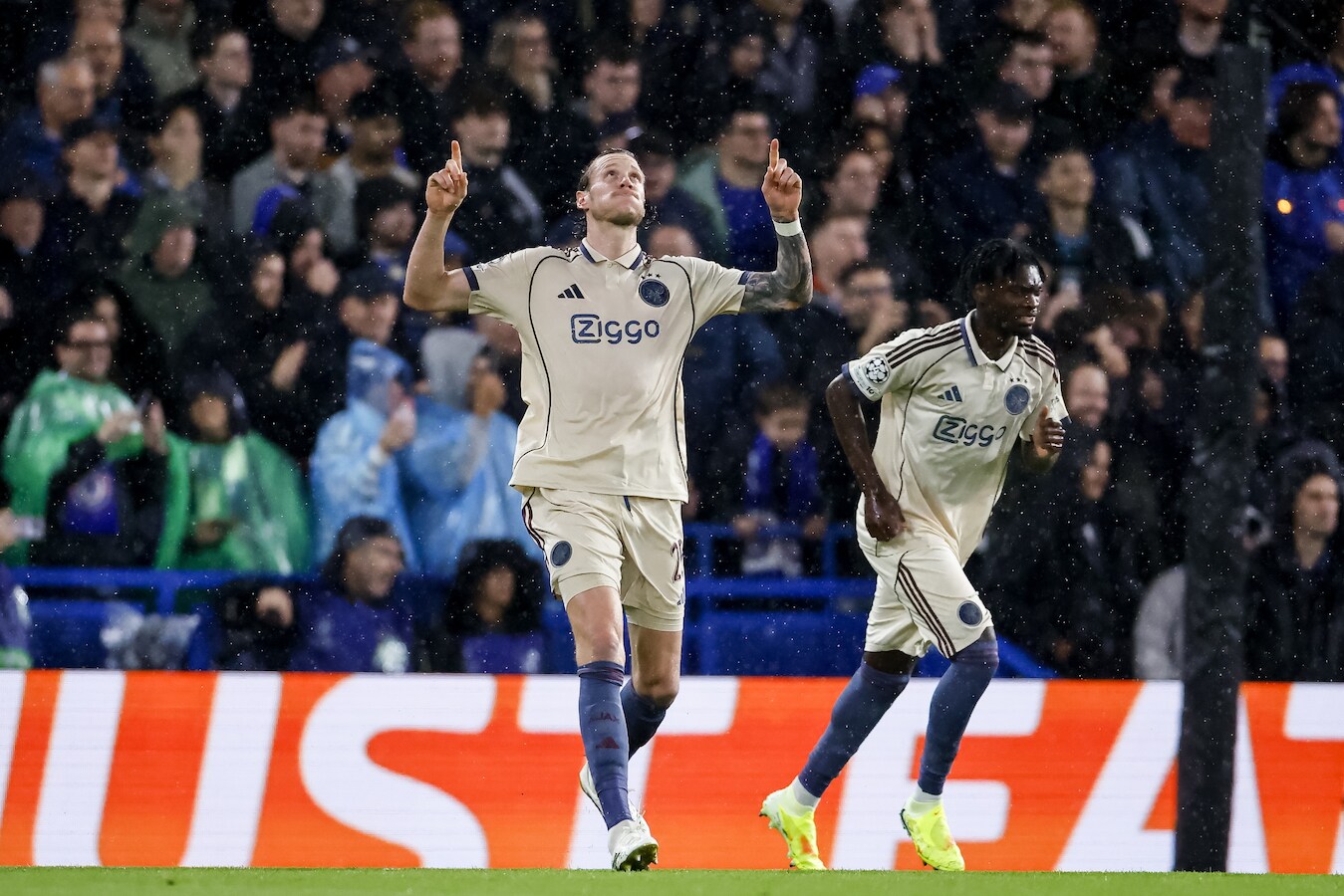 Gitzwarte avond voor Ajax op Stamford Bridge: ploeg van John Heitinga ...