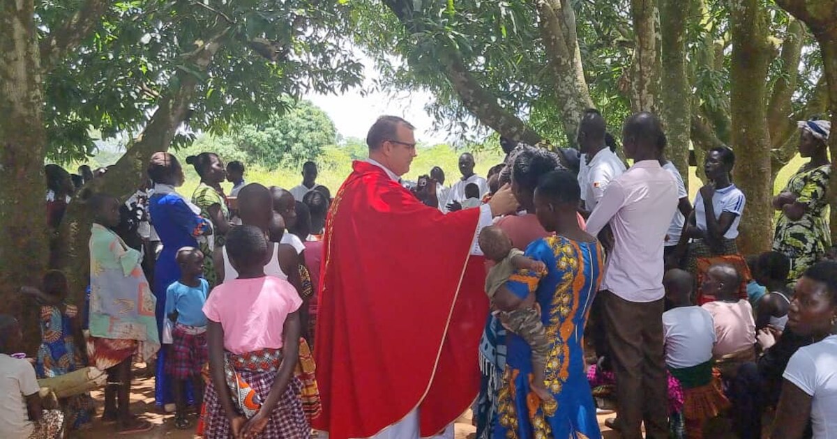 Leden van de Afrikaanse Acholi-stam verzorgen zondag de mis in ...