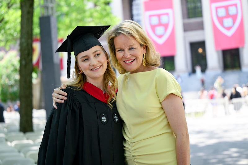 Belgische kroonprinses Elisabeth (24) heeft Harvard-diploma op zak ...