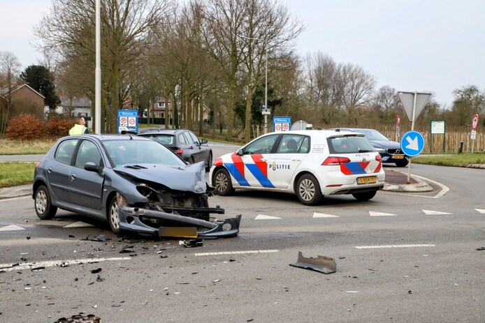 Twee auto's zwaar beschadigd bij ongeval op kruising in Rhenoy | West Betuwe | gelderlander.nl