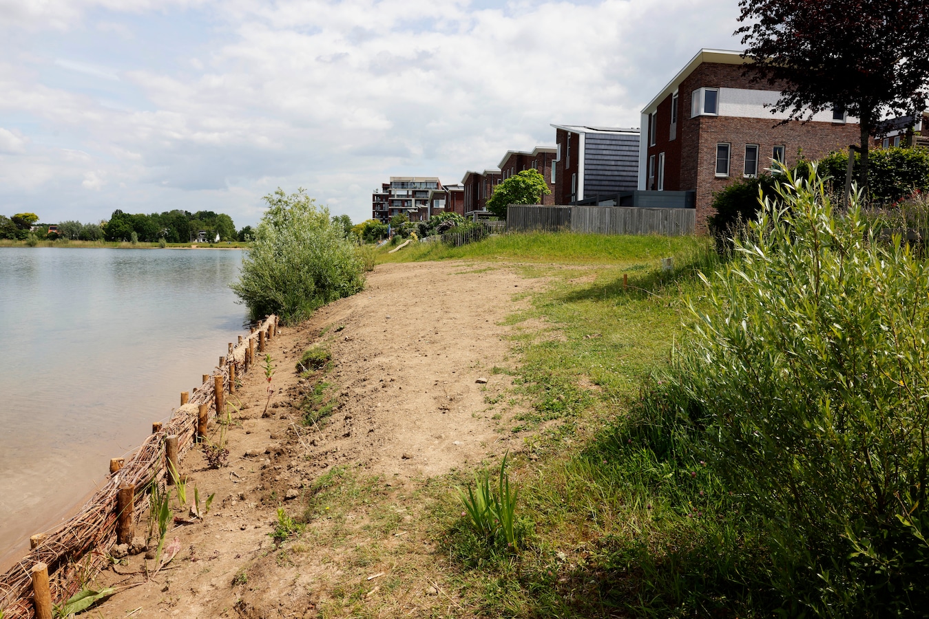 Gemeente grijpt in bij zwemplas met watervilla’s, zwemmers verbijsterd ...