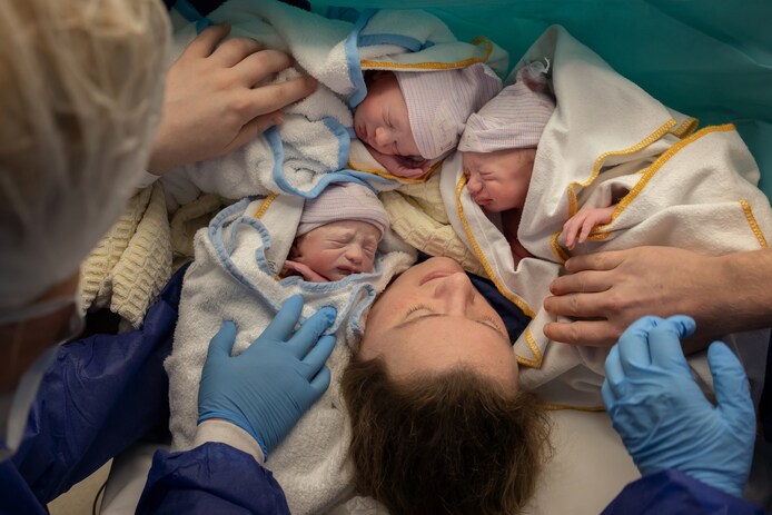 Bijzondere bevalling om meerdere redenen: Esmay krijgt niet één, maar ...