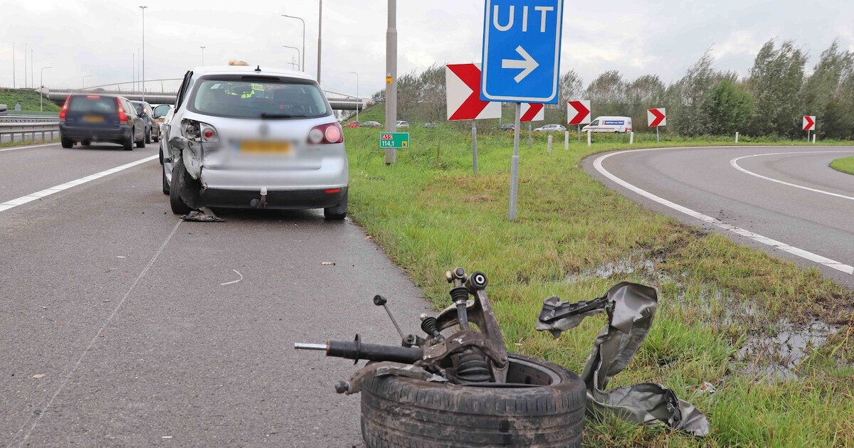 Autowiel en volledige ophanging breken los door botsing op A59 bij ...