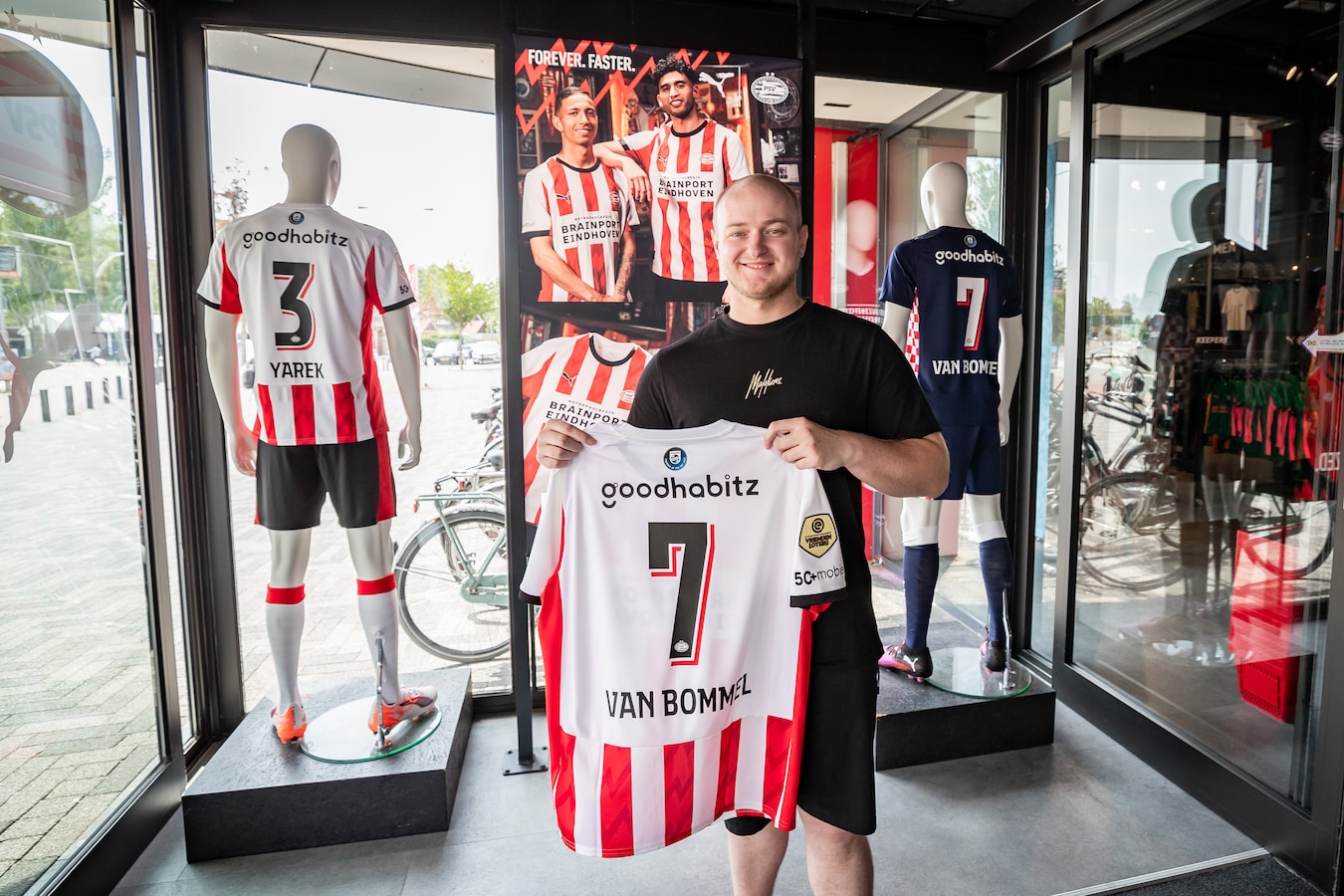 Supporters PSV schaffen massaal de nieuwe tenues aan, één nieuwkomer is ...