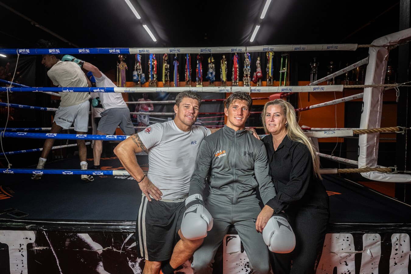 Moeder Patricia controleert de wc op bloed, vader Albert slaat zijn ...