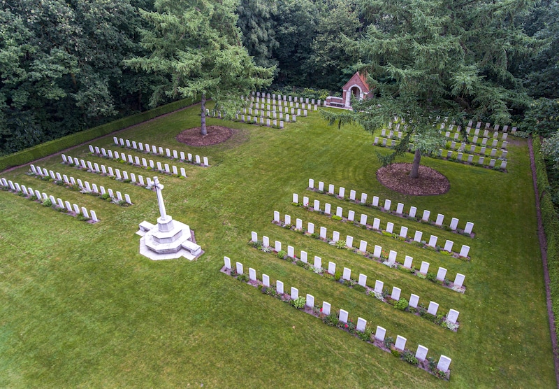 Lichtjes op oorlogsgraven in Overloon op kerstavond | Regio | De ...