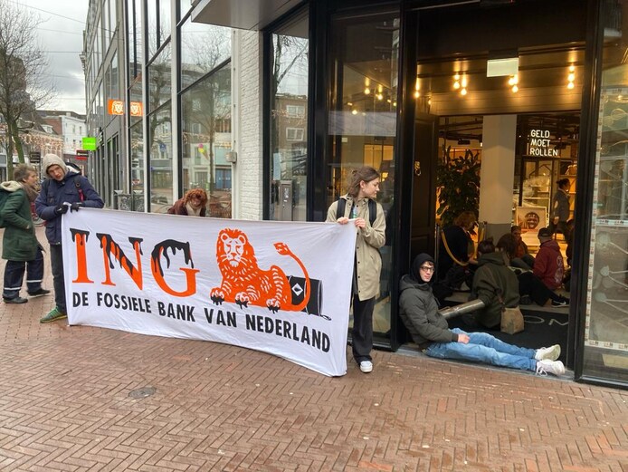 ME maakt eind aan actie klimaatactivisten bij ING, vastgeketende ...