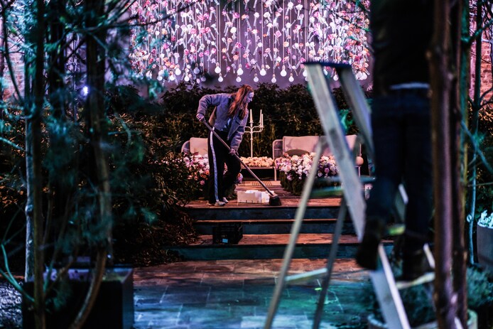 Een compleet dennenbos in kerk in Megchelen: de bezoeker waant zich in ...