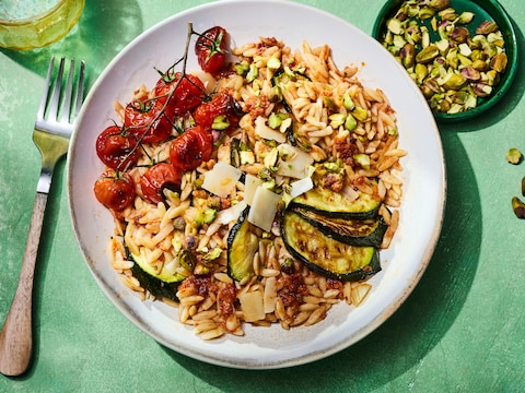 Wat Eten We Vandaag: Orzo met pesto pomodori en pistache | Koken & Eten ...