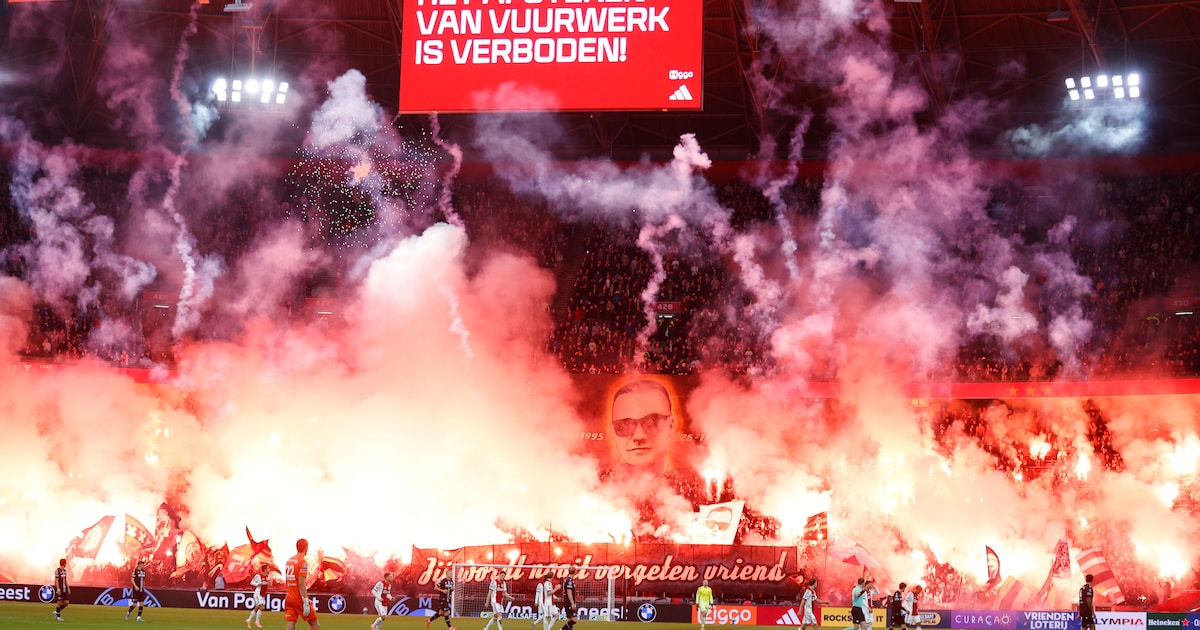 Ajax–Heerenveen kwartier stilgelegd na vuurwerk voor overleden supporter Paddy | Voetbal | De ...