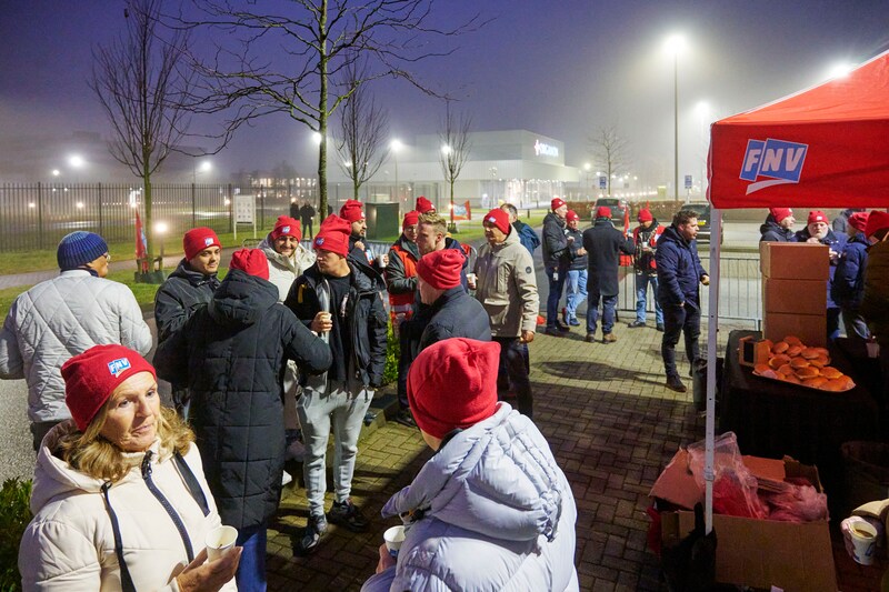 Ontbijtactie bij Organon met broodjes en voor iedereen een rode FNV ...