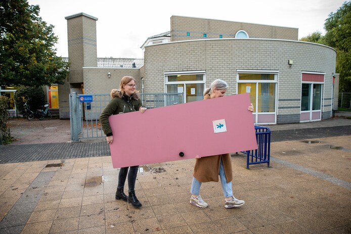 Zelfs de wc-deuren verdwijnen uit basisschool De Dromedaris: ‘Het is ...