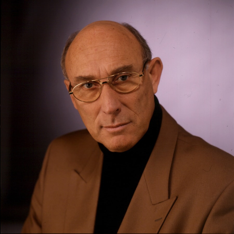 Meesteroplichter Ari Olivier, die het voorzien had op rijke weduwen, is ...