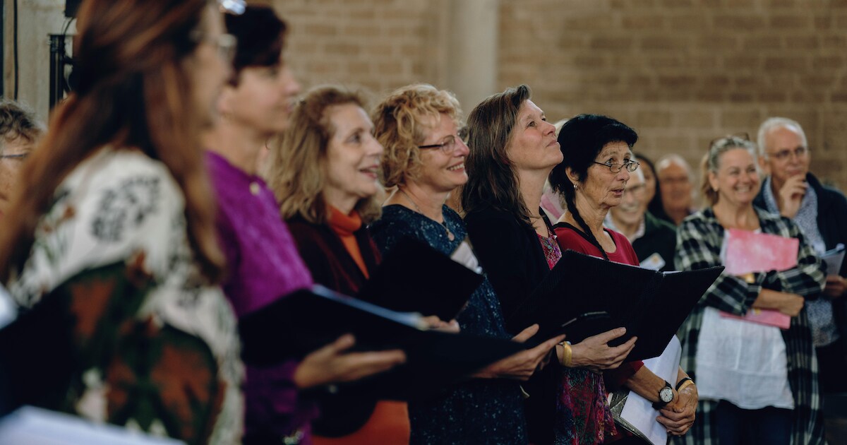 Salaam, shalom, vrede. We bidden, houden wakes, zingen en steken ...