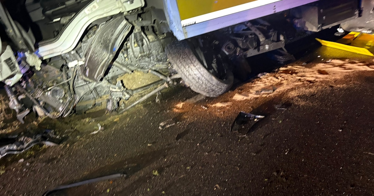 Twee gewonden bij botsing tussen vrachtwagen en auto, weg tot in de middag in beide richtingen ...