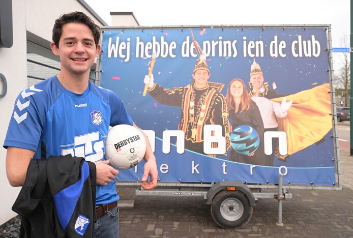 Prins Carnaval van Sambeek straalt op een billboard nabij de rivaal in ...
