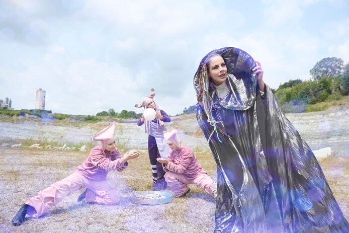 ‘Steengroeve-spektakel’ nu voor nóg meer mensen goed te volgen dankzij schrijf- en gebarentolk ...