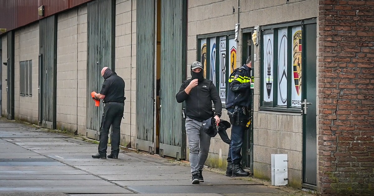 Speciaal team van politie valt binnen bij garagebedrijf in Spankeren ...