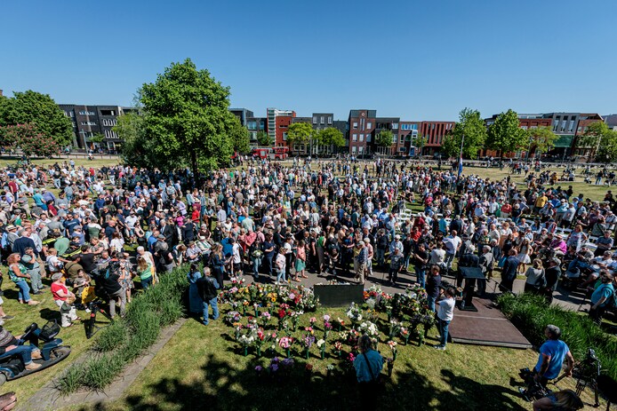 TERUGLEZEN | Emotionele herdenking vuurwerkramp voorbij na indrukwekkende minuut stilte ...