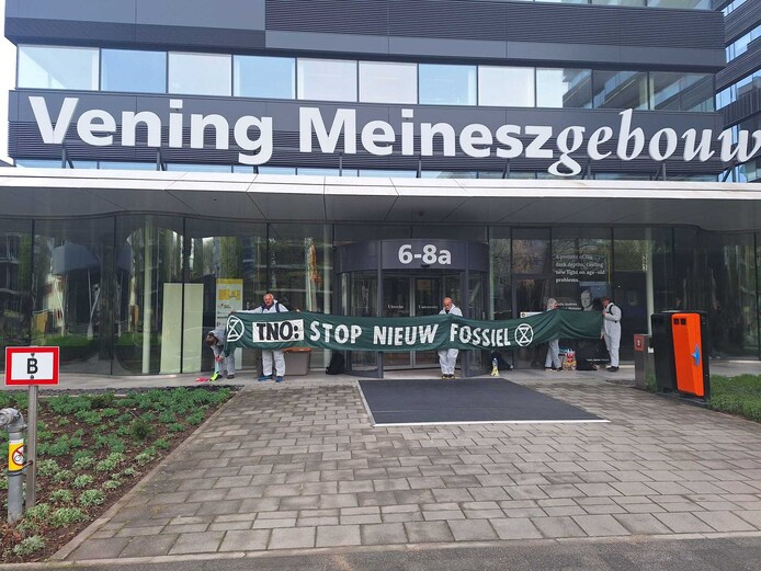 Activisten blokkeren ingang onderzoeksorganisatie TNO op Utrecht ...