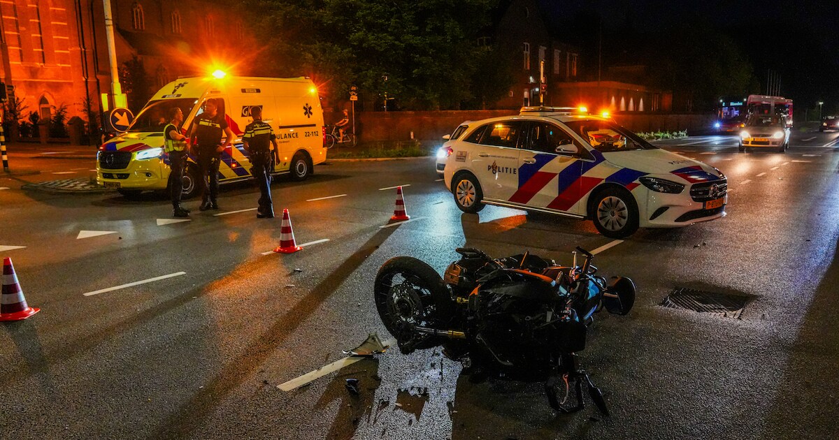 Motorrijder zonder rijbewijs botst met snel rijdende automobilist in ...