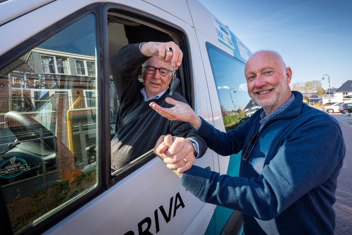 Gerard rijdt zijn laatste rit met de buurtbus, al was hij liever doorgegaan: ‘Je ziet de vier ...