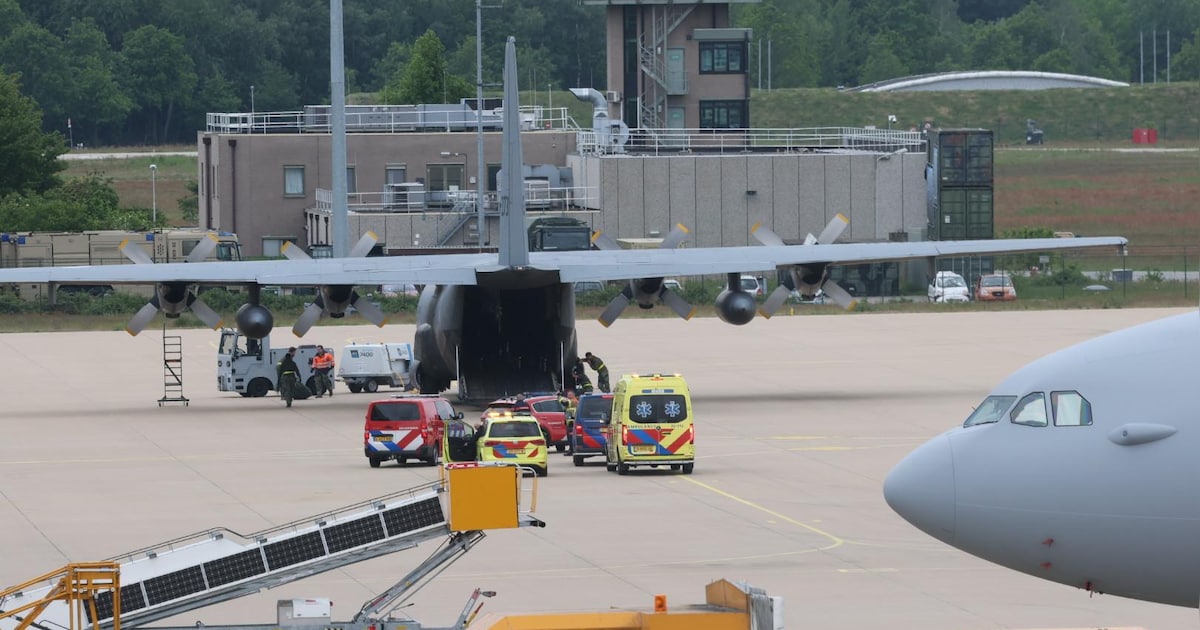 Militair vliegtuig maakt voorzorgslanding in Eindhoven na rookmelding ...