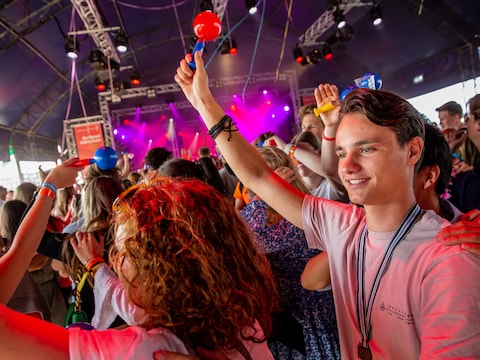 Twee weken lang feestende eerstejaars in de stad: introweken Radboud ...