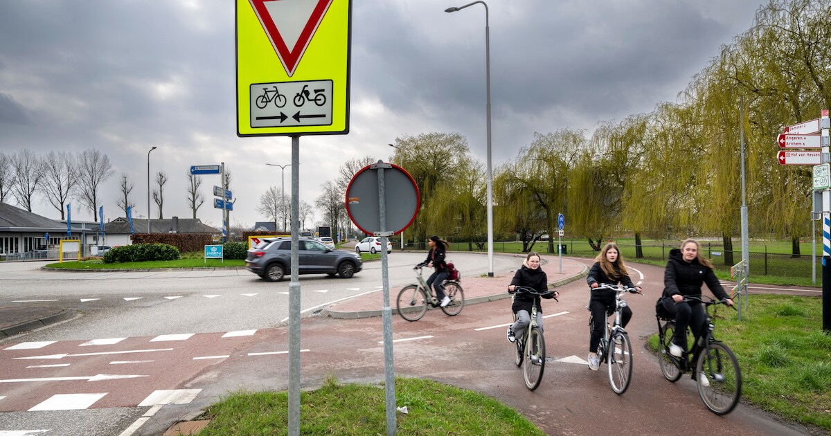 Hoe kan deze veelbesproken rotonde in Huissen volgens jou veiliger ...