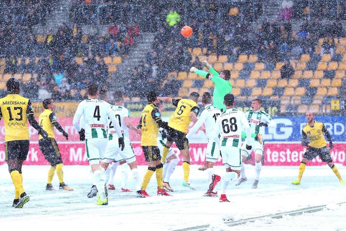 Roda JC en Groningen verwarmen fans in winters Limburg | Voetbal | De ...