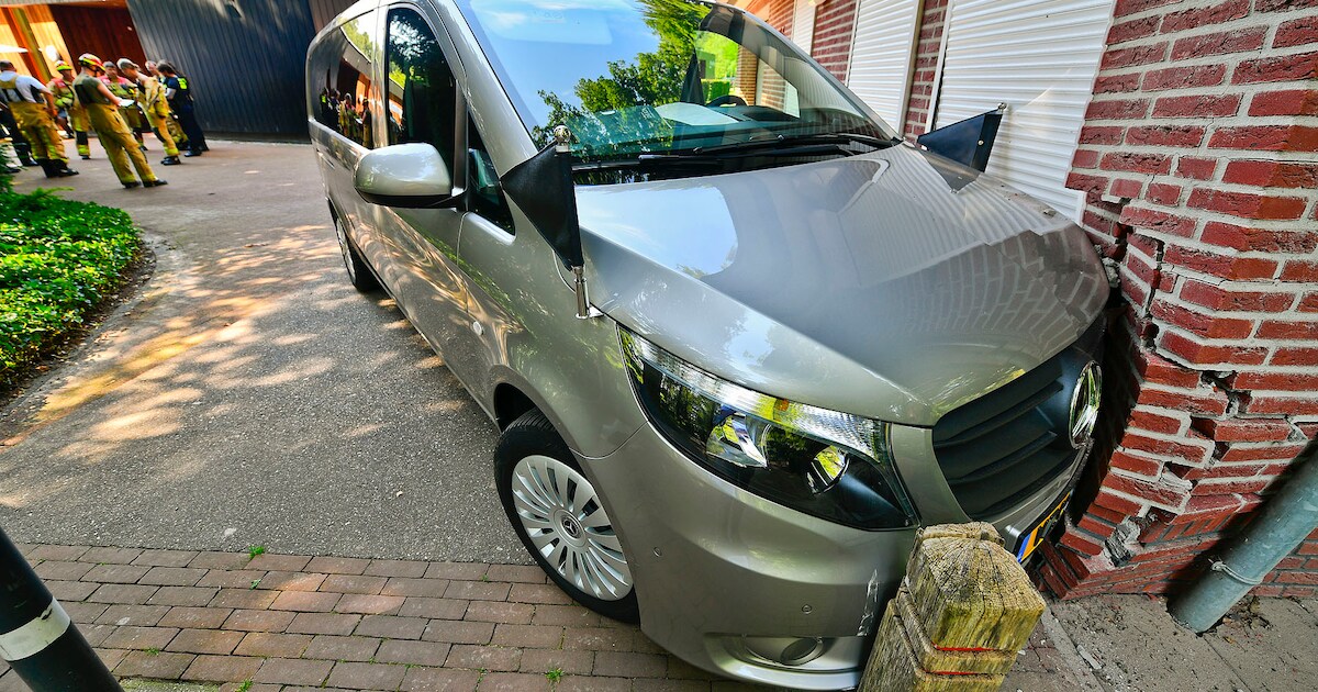 Rouwwagen rijdt tegen gebouw op begraafplaats Veldhoven, flinke ...