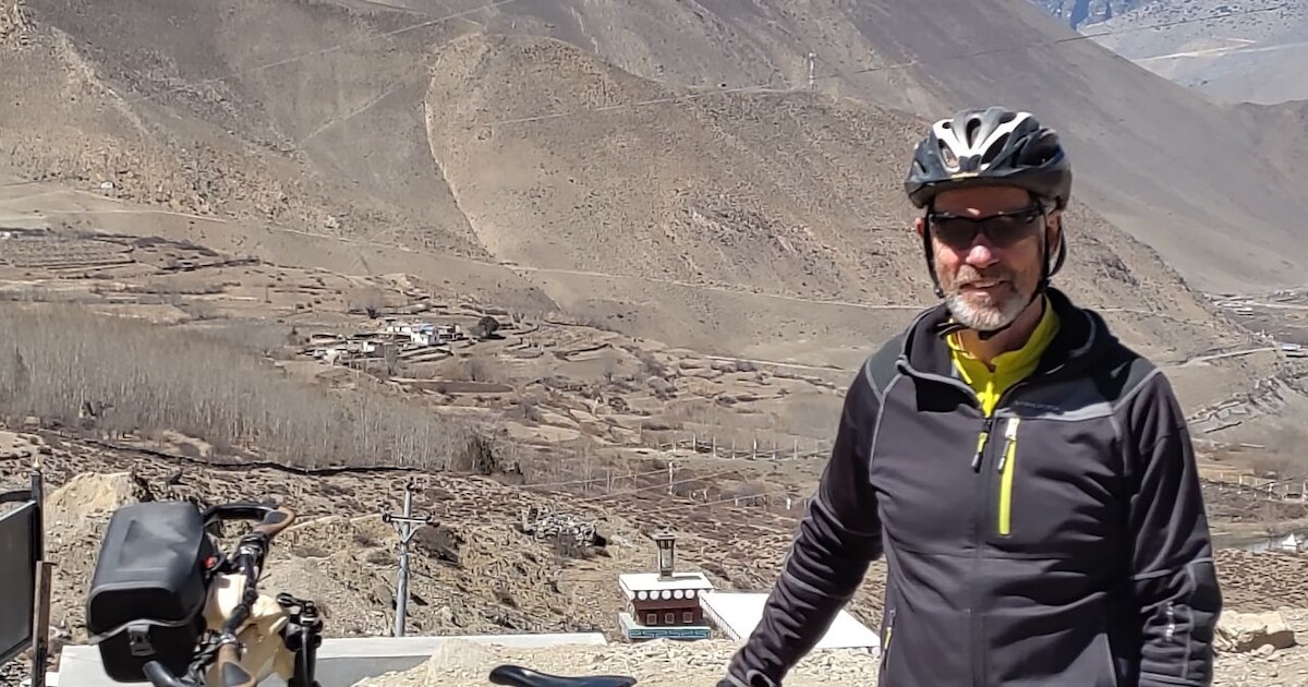 Paul fietst per ongeluk de grens met India over en zit nu in een cel ...