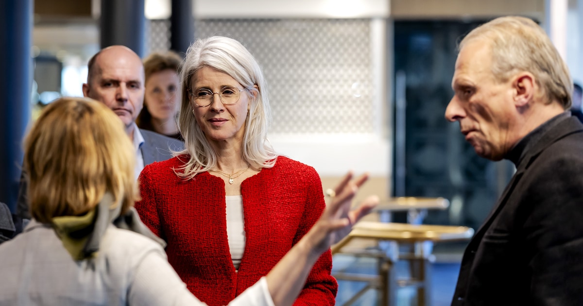 Ruzie op opvangschip tussen asielminister Mona Keijzer en Rotterdamse ...