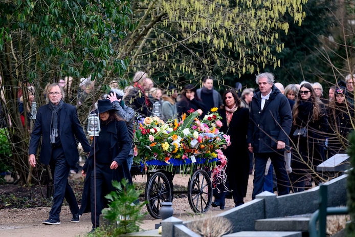 Familie en vrienden nemen afscheid van Manuëla Kemp | Show ...