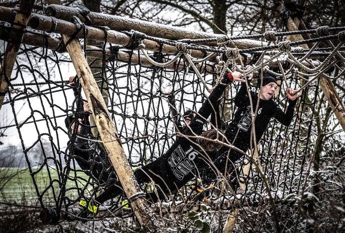 Teun Geessinck komt meer dood dan levend als winnaar over finish bij ...