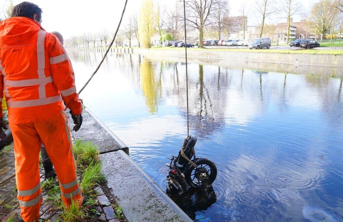 Brandweerduikers stuiten op gestolen motoren tijdens oefening, bergers ...