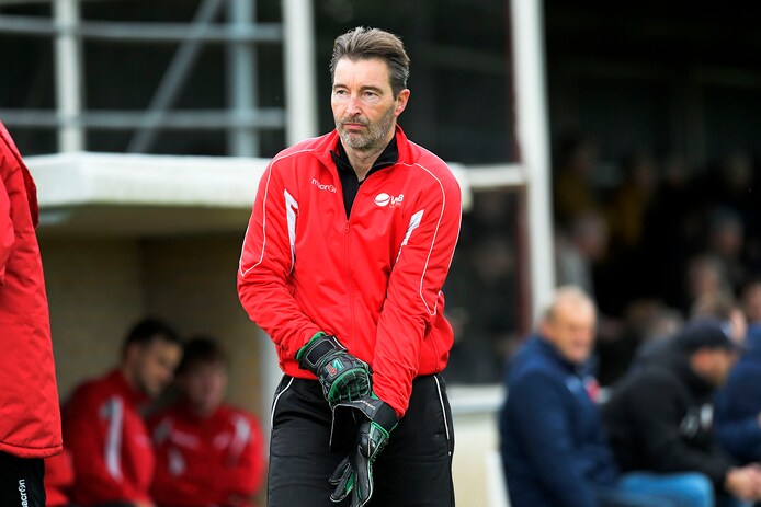 Door keepersprobleem bij Hardinxveld moet Arie (52) zijn handschoenen ...