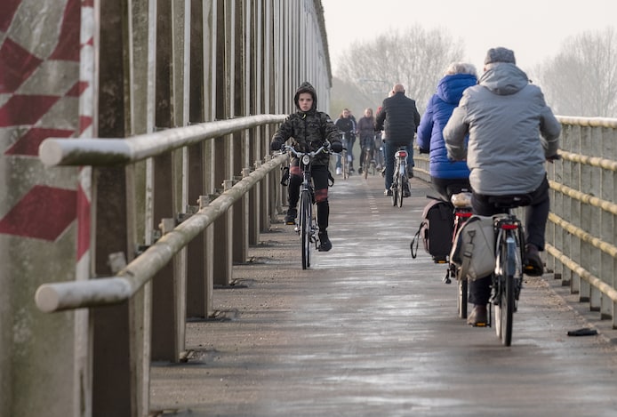 Nieuwe poging voor breder, en veiliger fietspad over de Maas tussen ...