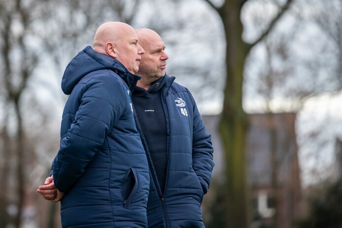 Deze trainer mijdt de kantine van zijn club, en dat past niet in de ...