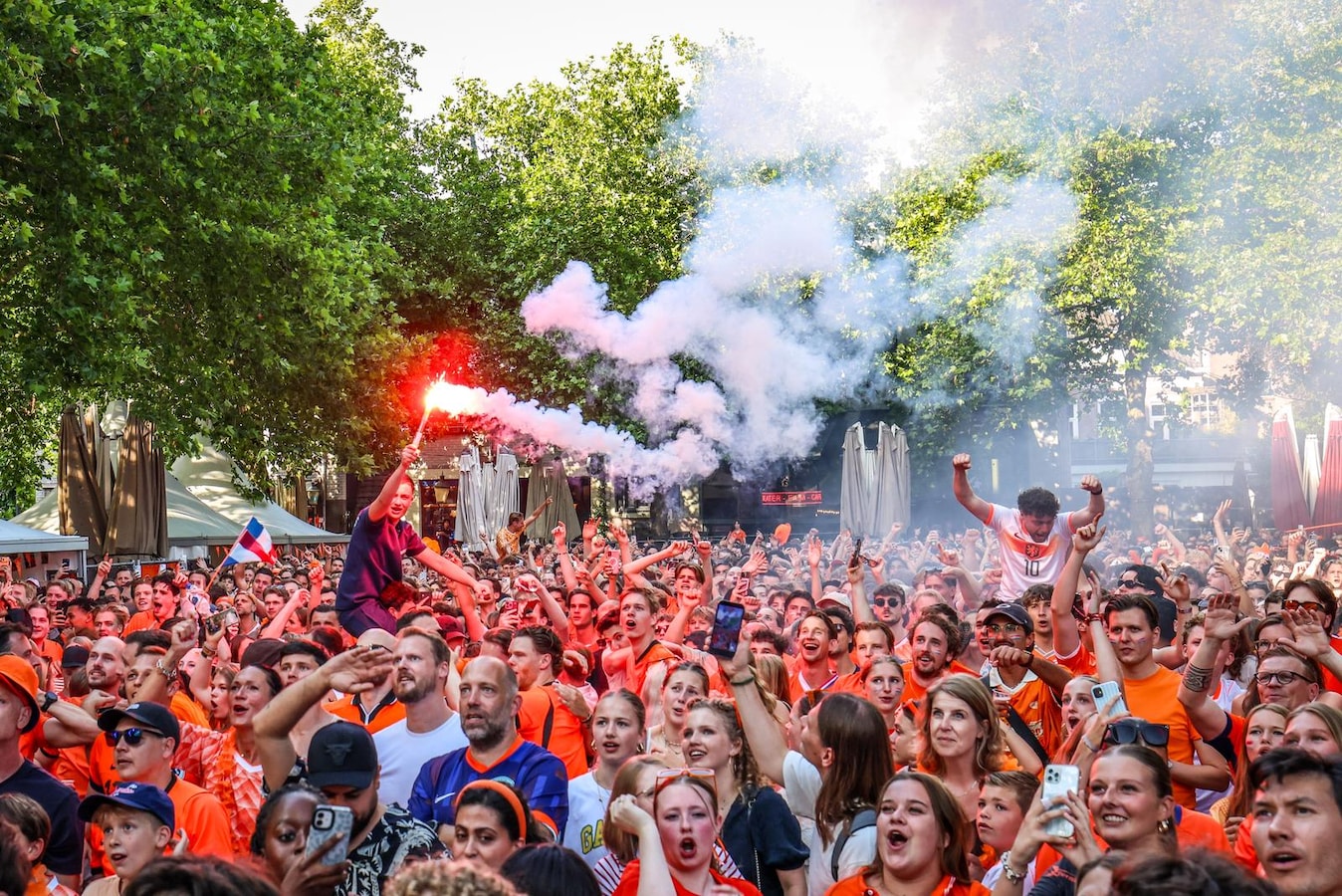 Duizenden Oranjesupporters keken zaterdag naar oranje op Lieve ...