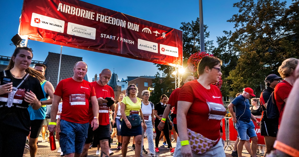 Mooie beelden: in de schemer door Arnhem rennen om oorlog te herdenken ...