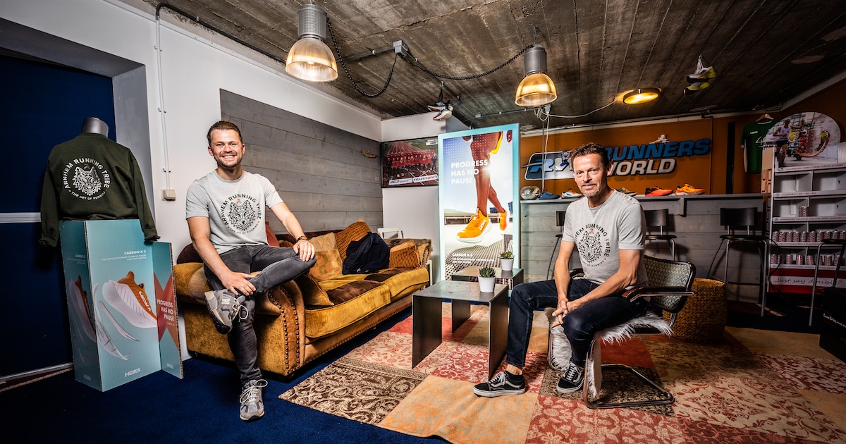 Arnhem Running Tribe rent rondjes om de kerk bij doorkomst Roparun ...