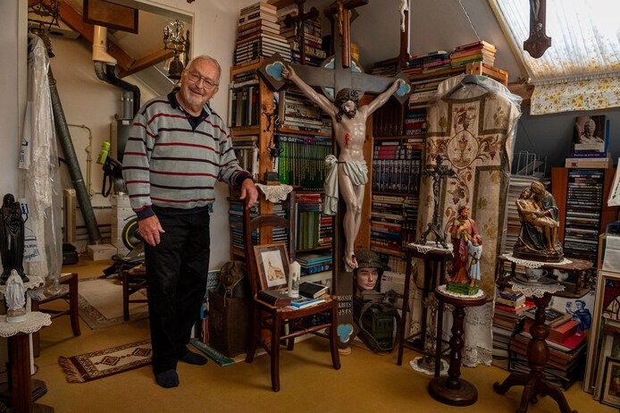 Herman heeft het missiekruis van de kerk in zijn dorp ‘gewoon’ op ...