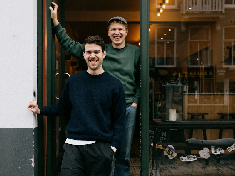 Heibel om broodje hete kip, Dennis trekt zich terug uit Broodje Dennis ...