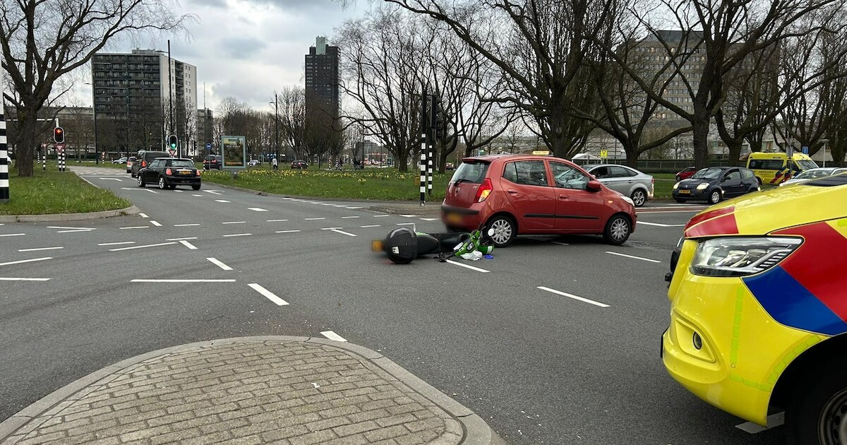 Bestuurder deelscooter raakt gewond bij botsing met auto op kruising in ...